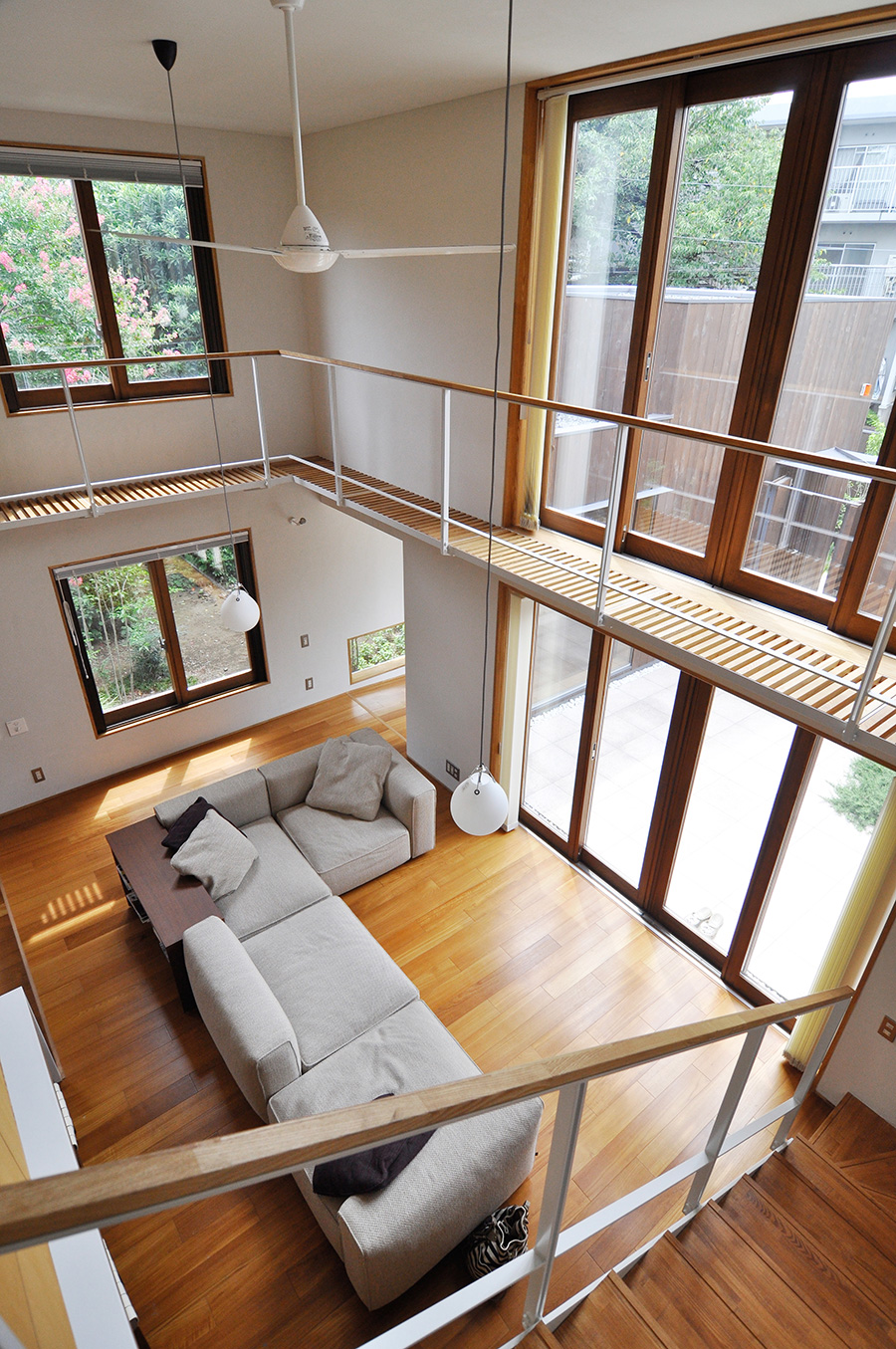 分散配置されたボックス状の家豊かさの印象を生む空間の仕掛けと緑 | Architecture | 100%LiFE